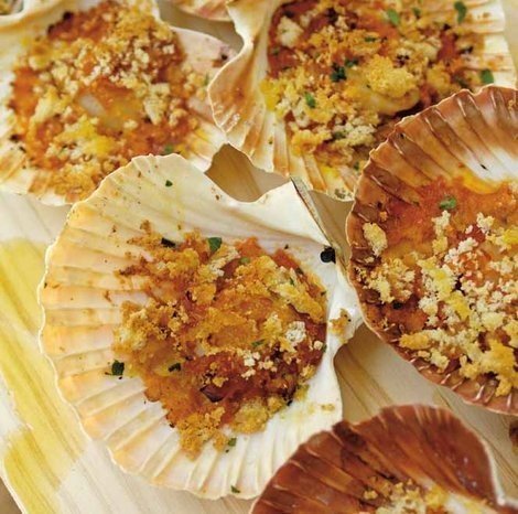 Vieiras con vino y Migas - In de schelp gebakken St. Jacobsschelpen